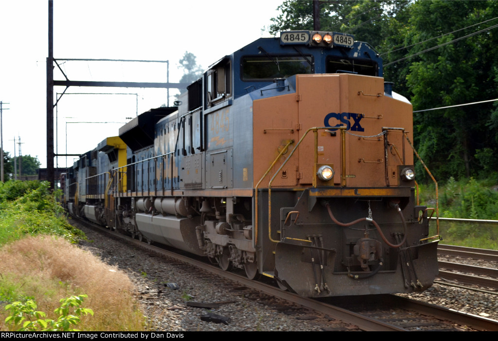 CSX SD70ACe 4845 leads Q410-25